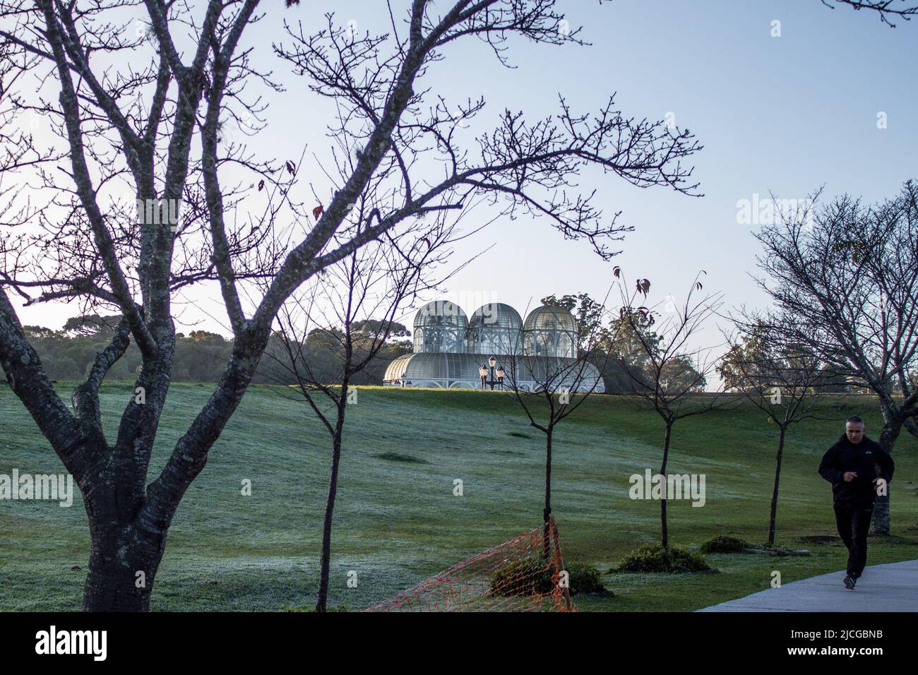 PR - Curitiba - 06/13/2022 - CURITIBA, CLIMATE - View of the frost in ...