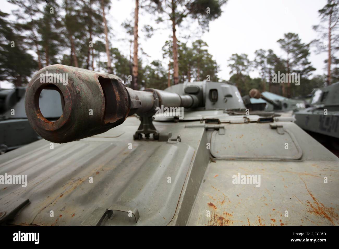 The muzzle of a modern battle tank. Military vehicle Stock Photo - Alamy