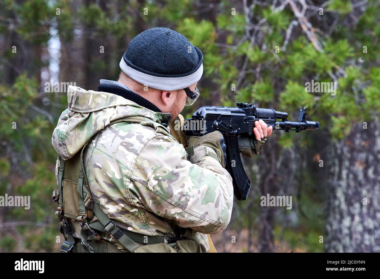 Man in army camouflage hi-res stock photography and images - Alamy