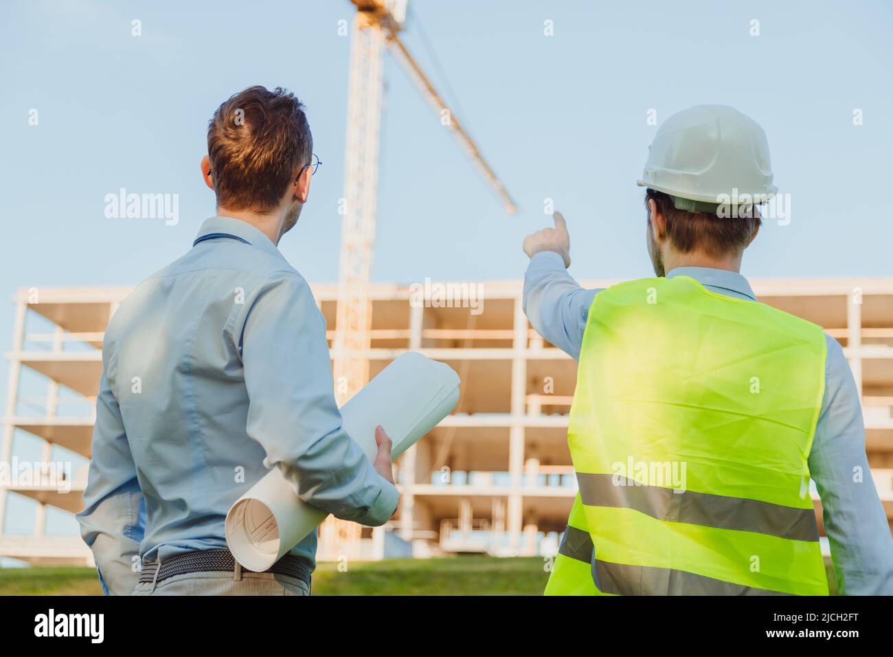 architect shows the customer a new building Stock Photo - Alamy architect shows the customer a new building Stock Photo - Alamy