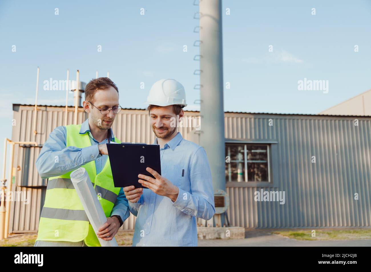 The customer and the engineer are discussing the mini thermal power ...