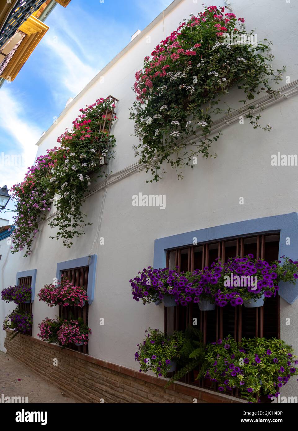 Balcones llenos de flores hi-res stock photography and images - Alamy