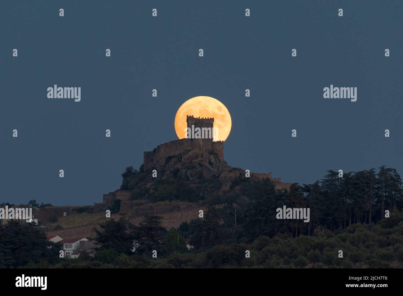 Moon and castle hi-res stock photography and images - Alamy