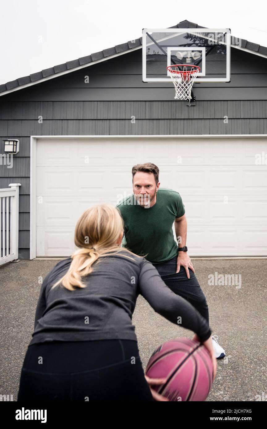 Kids playing basketball outdoors hi-res stock photography and images ...