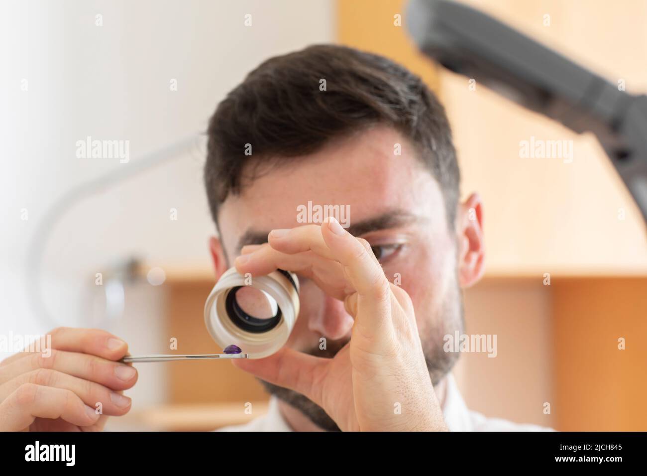 Diamond magnifying glass hi-res stock photography and images - Alamy