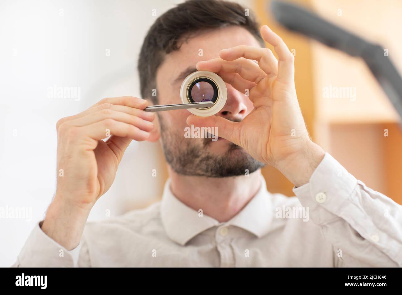 Diamond magnifying glass hi-res stock photography and images - Alamy