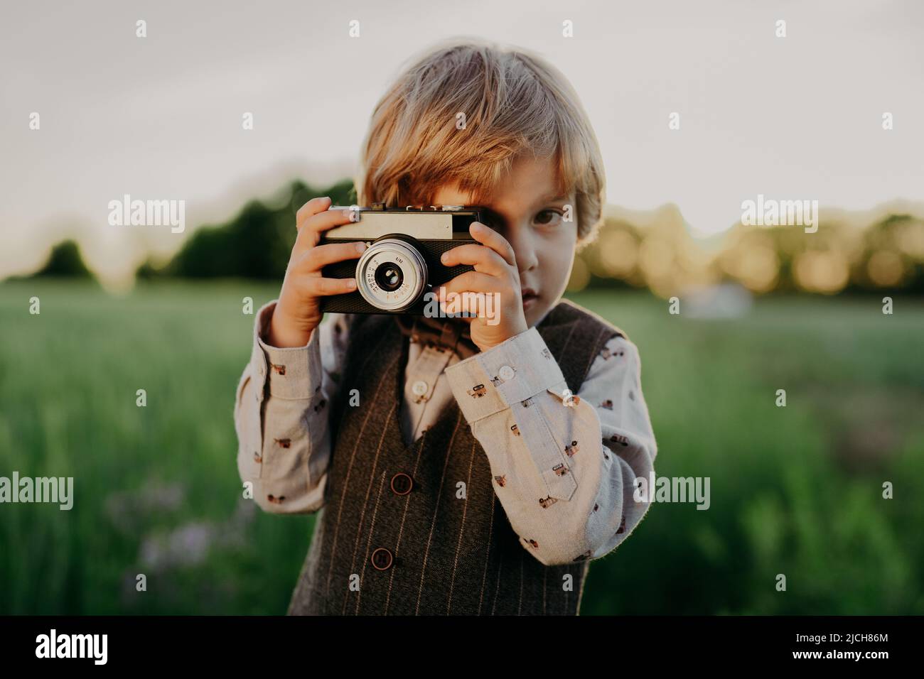 Little girl little boy camera picture hi-res stock photography and ...