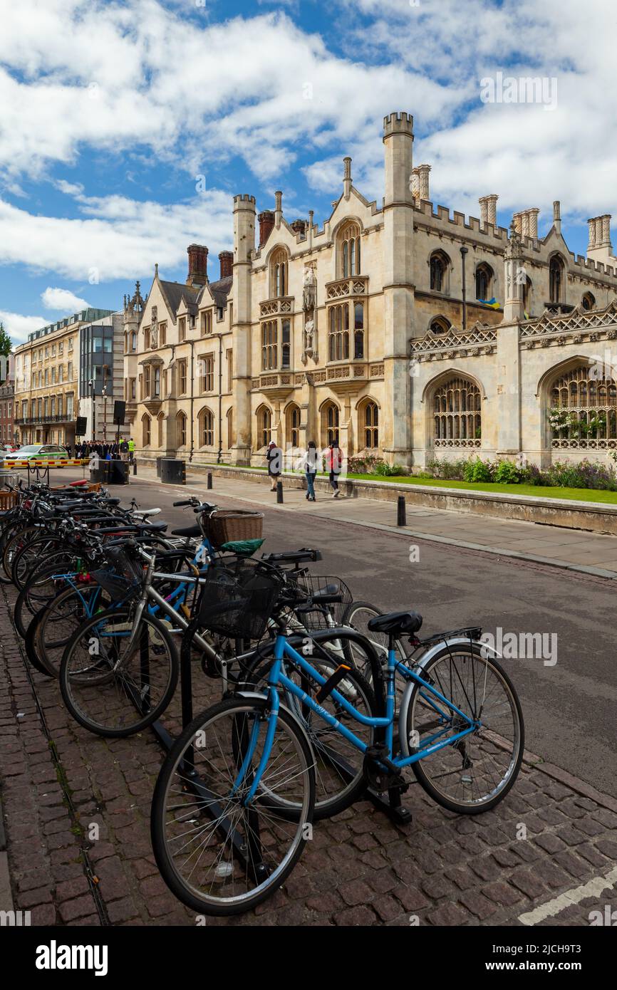 Spring morning on King's Parade in Cambridge, England Stock Photo - Alamy