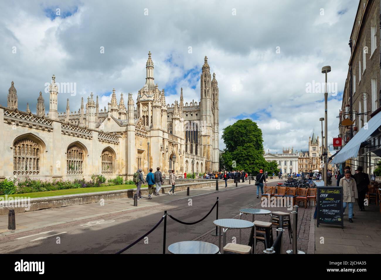 Spring morning on King's Parade in Cambridge city centre, England Stock ...