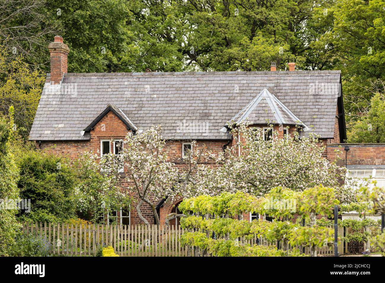 English country cottage farm hi-res stock photography and images - Alamy