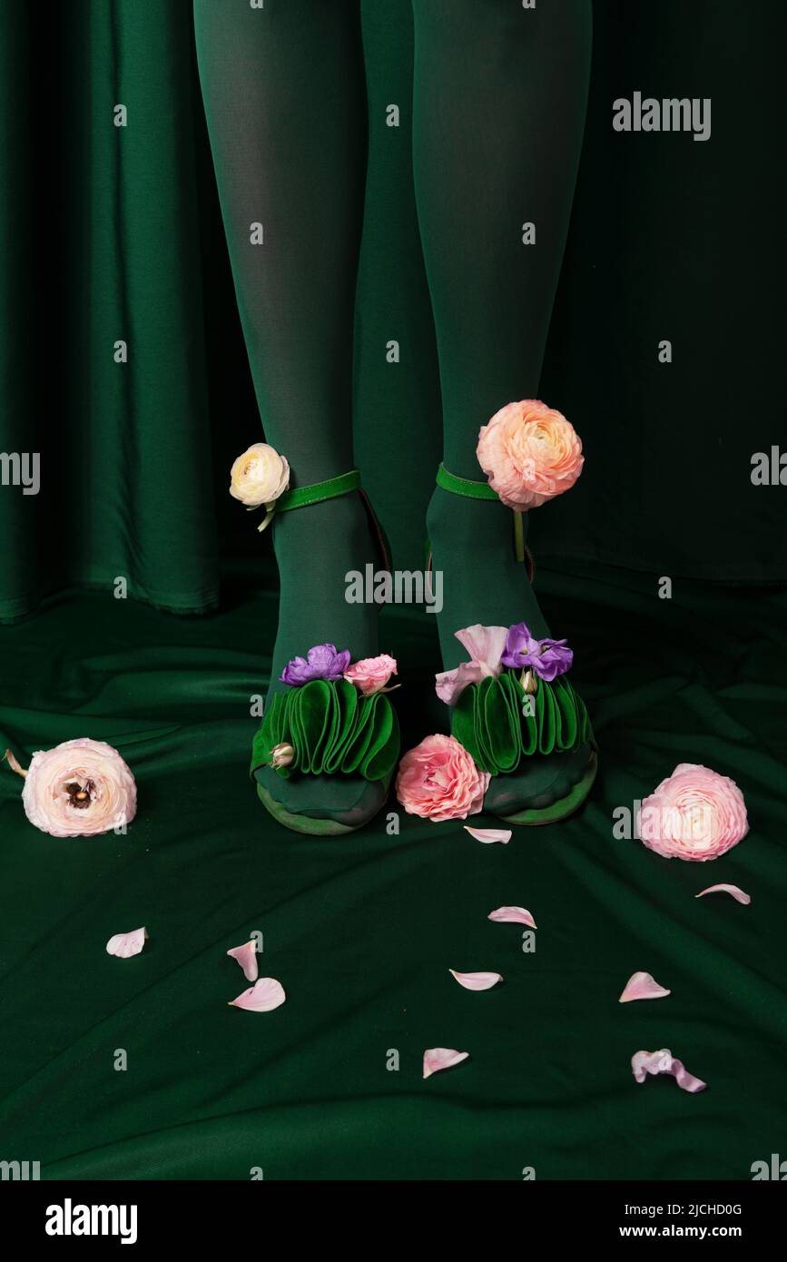 Legs high heel shoes hi-res stock photography and images - Alamy