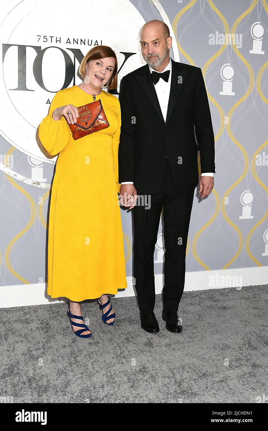 Anthony edwards mare winningham hi-res stock photography and images - Alamy