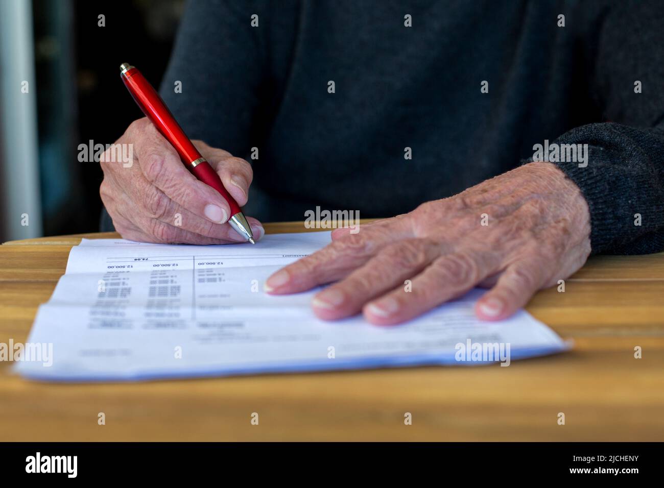 Old pen signing close hi-res stock photography and images - Alamy
