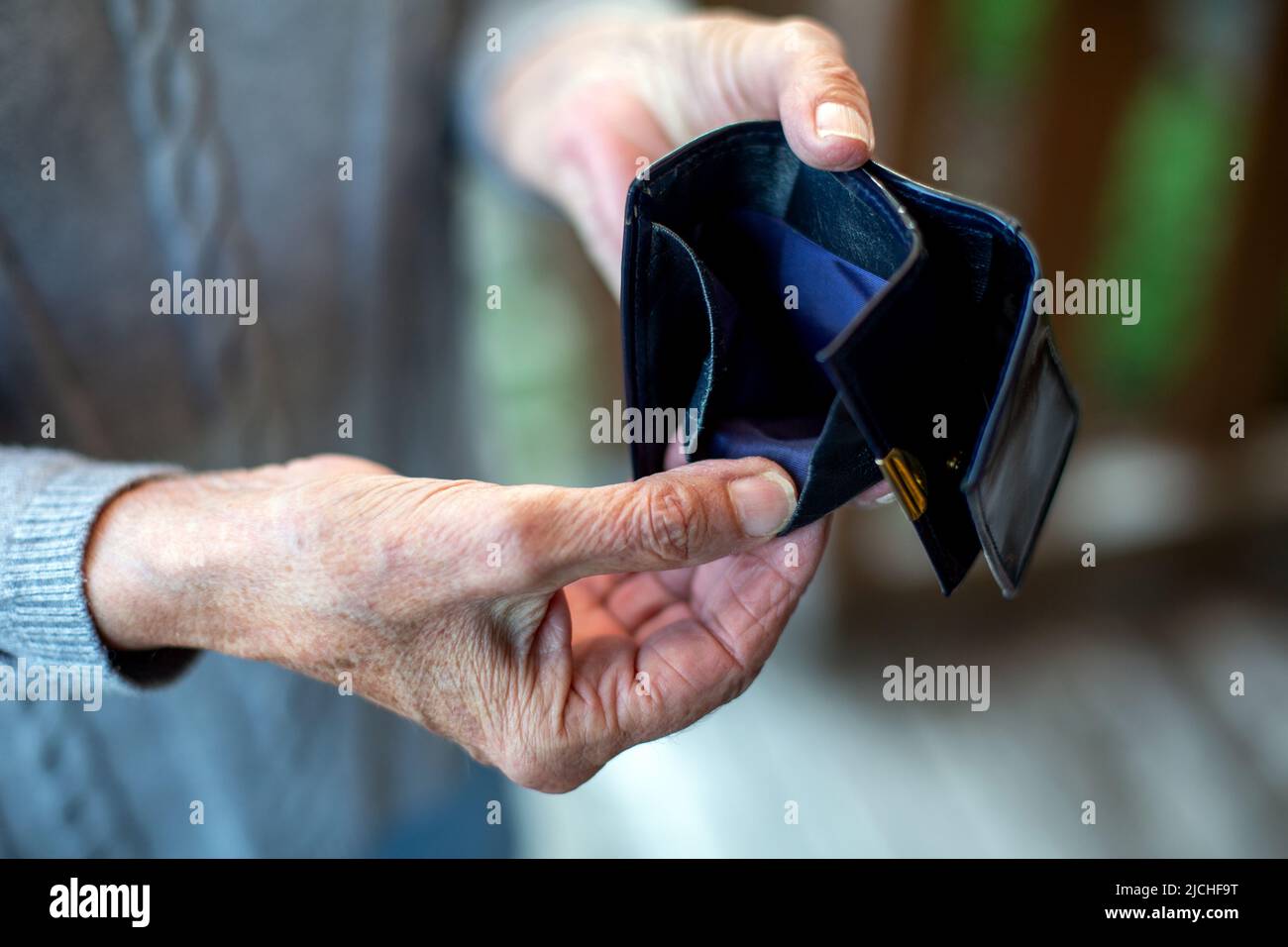 Woman empty wallet elderly hi-res stock photography and images - Alamy