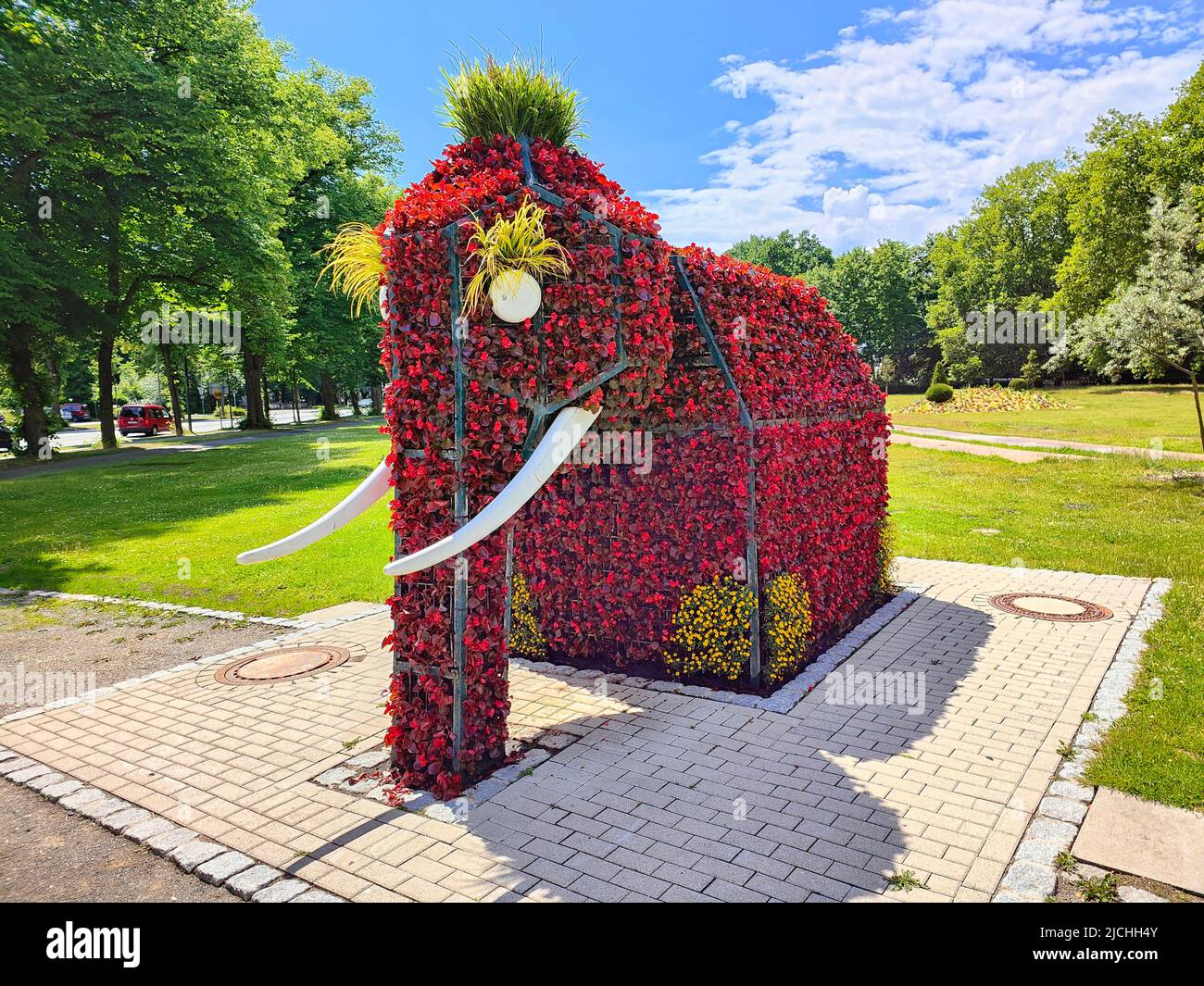 Elephant garden sculpture hi-res stock photography and images - Alamy