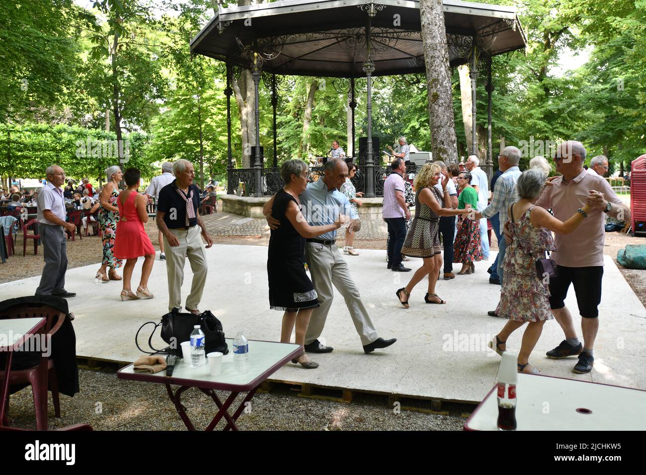 People dancing france hi-res stock photography and images - Alamy