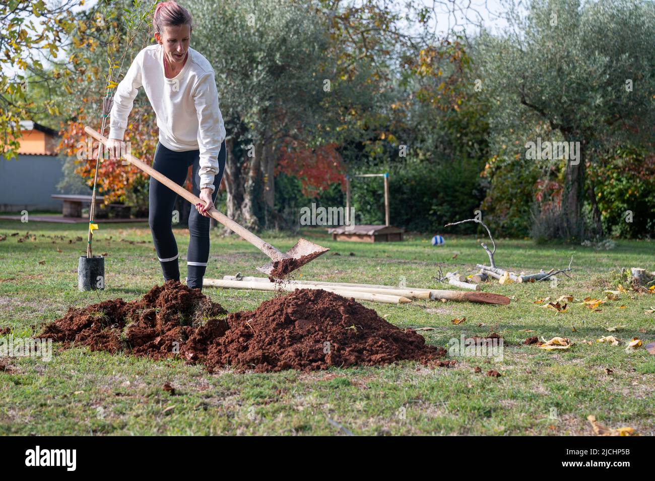 Woman digging a hole hi-res stock photography and images - Alamy