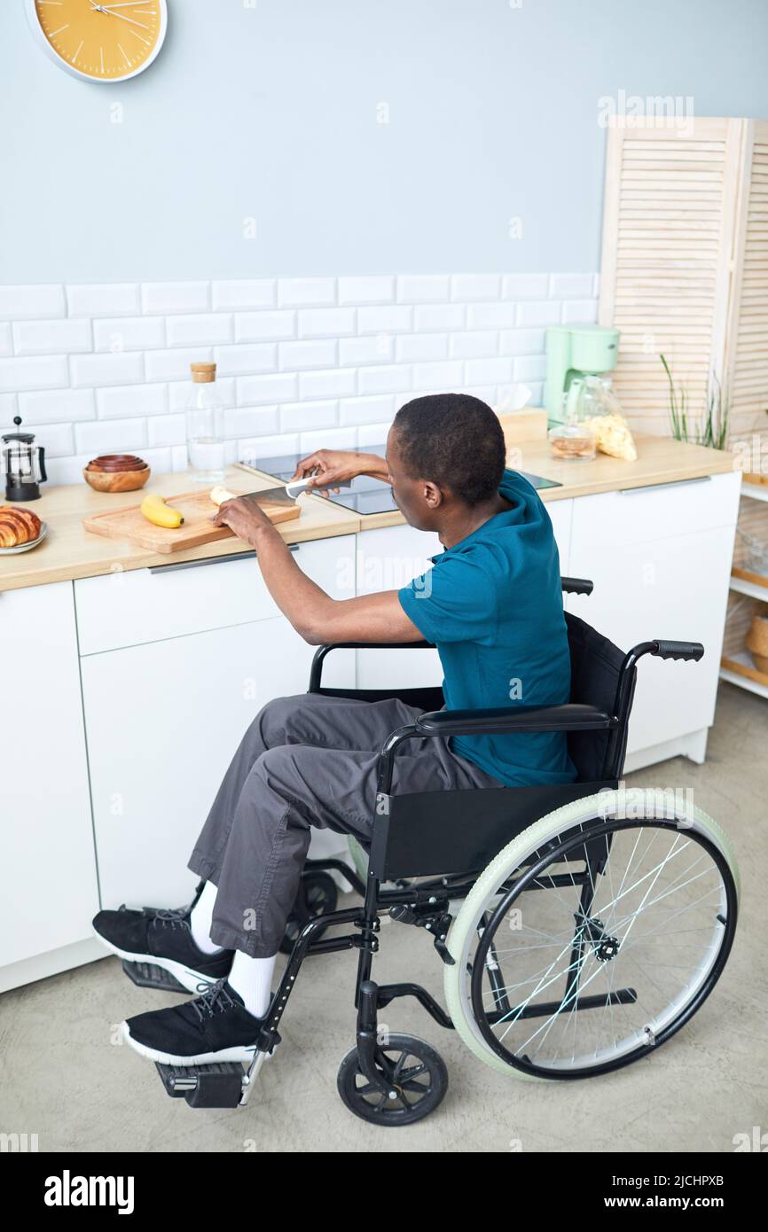 Man wheelchair cooking kitchen hi-res stock photography and images - Alamy