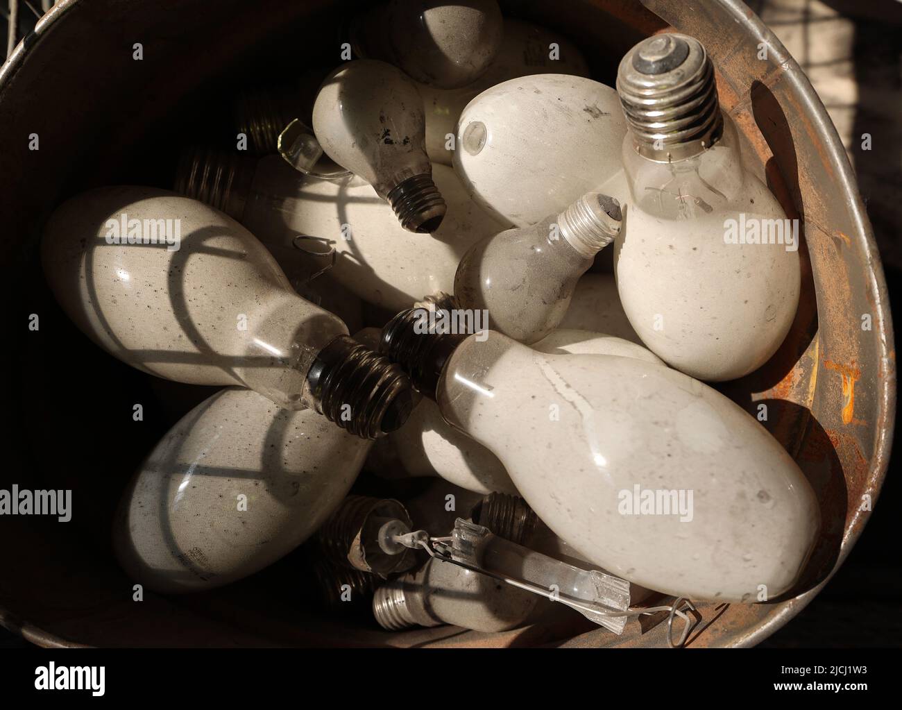 old dusty Lightbulbs collection in a bin Stock Photo - Alamy