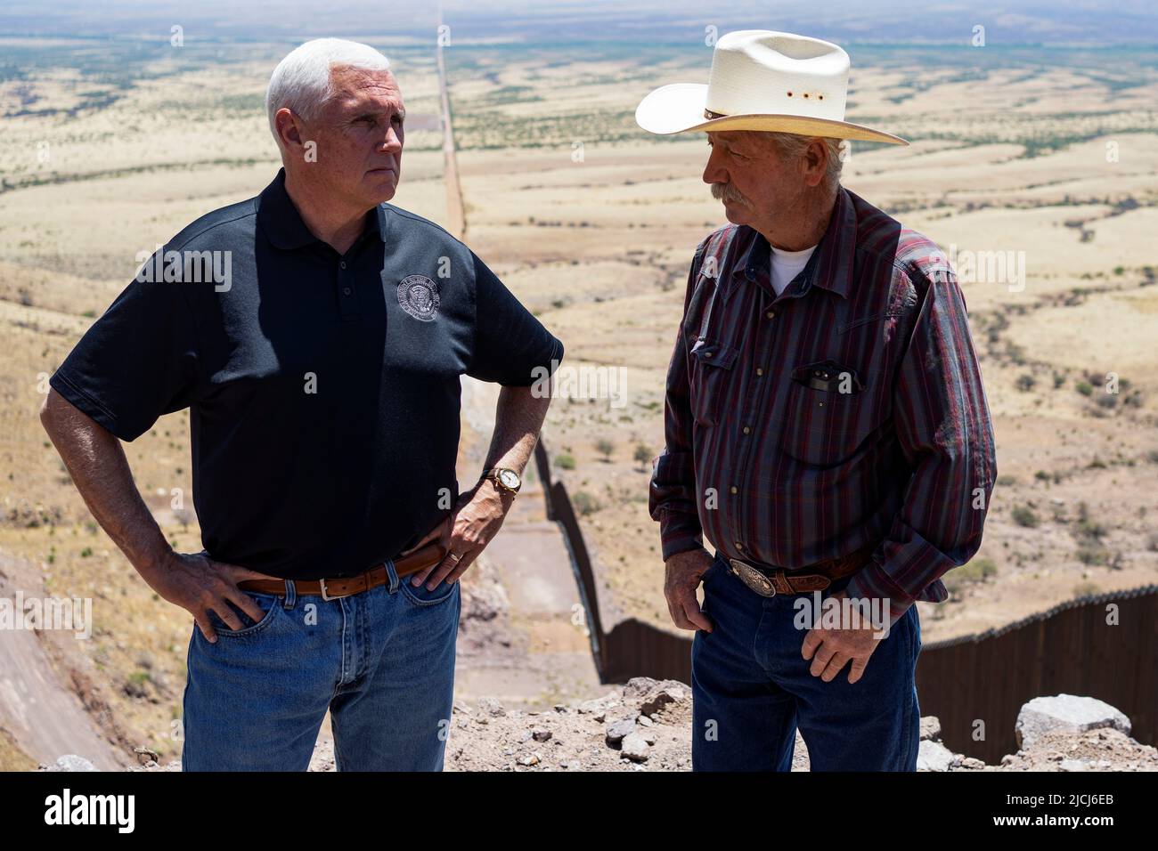 Arizona border wall 2022 hi-res stock photography and images - Alamy