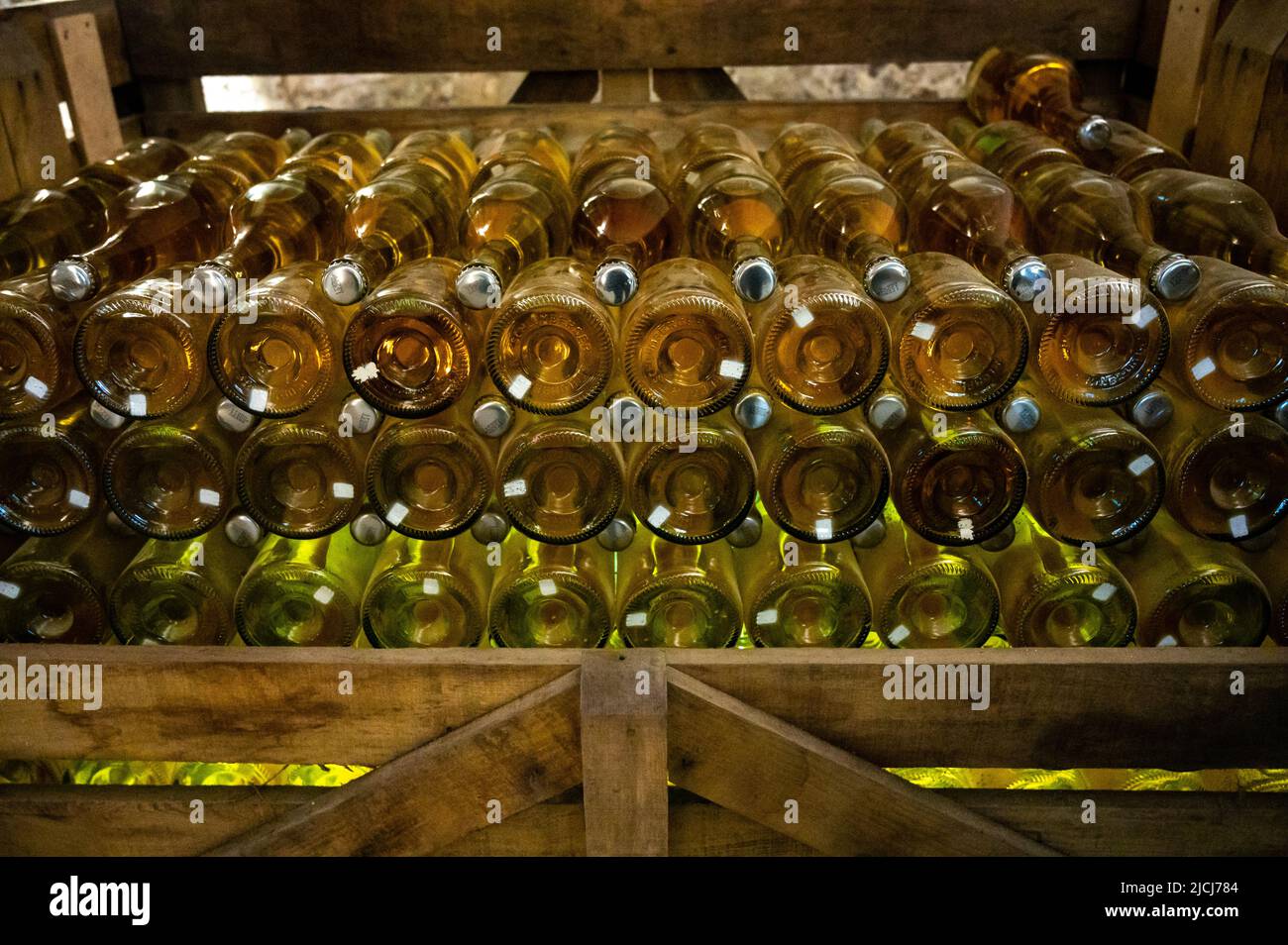 Sparkling white and rose wine production by traditional methods in ...