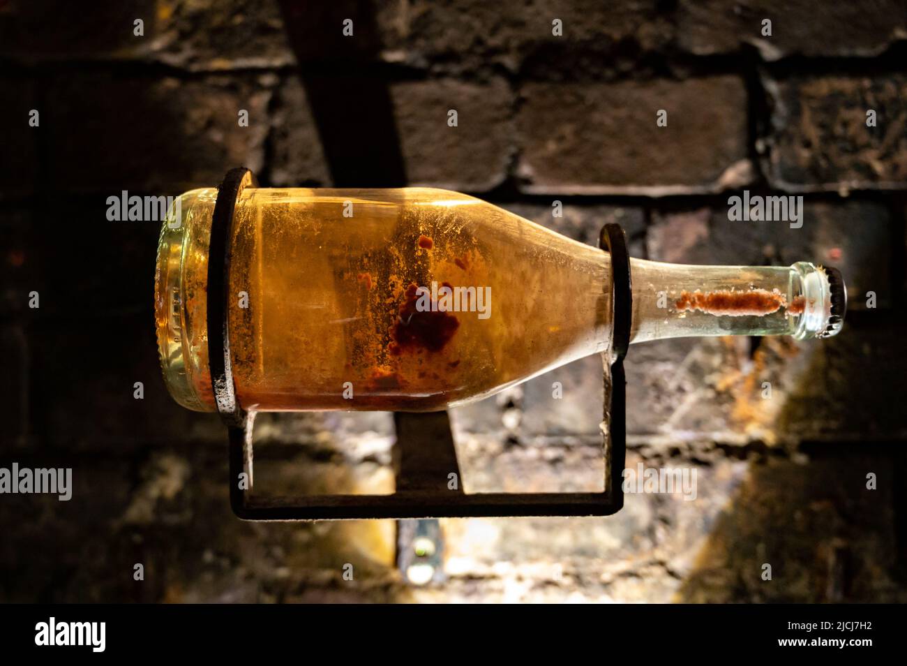 Sparkling white and rose wine production by traditional methods in ...