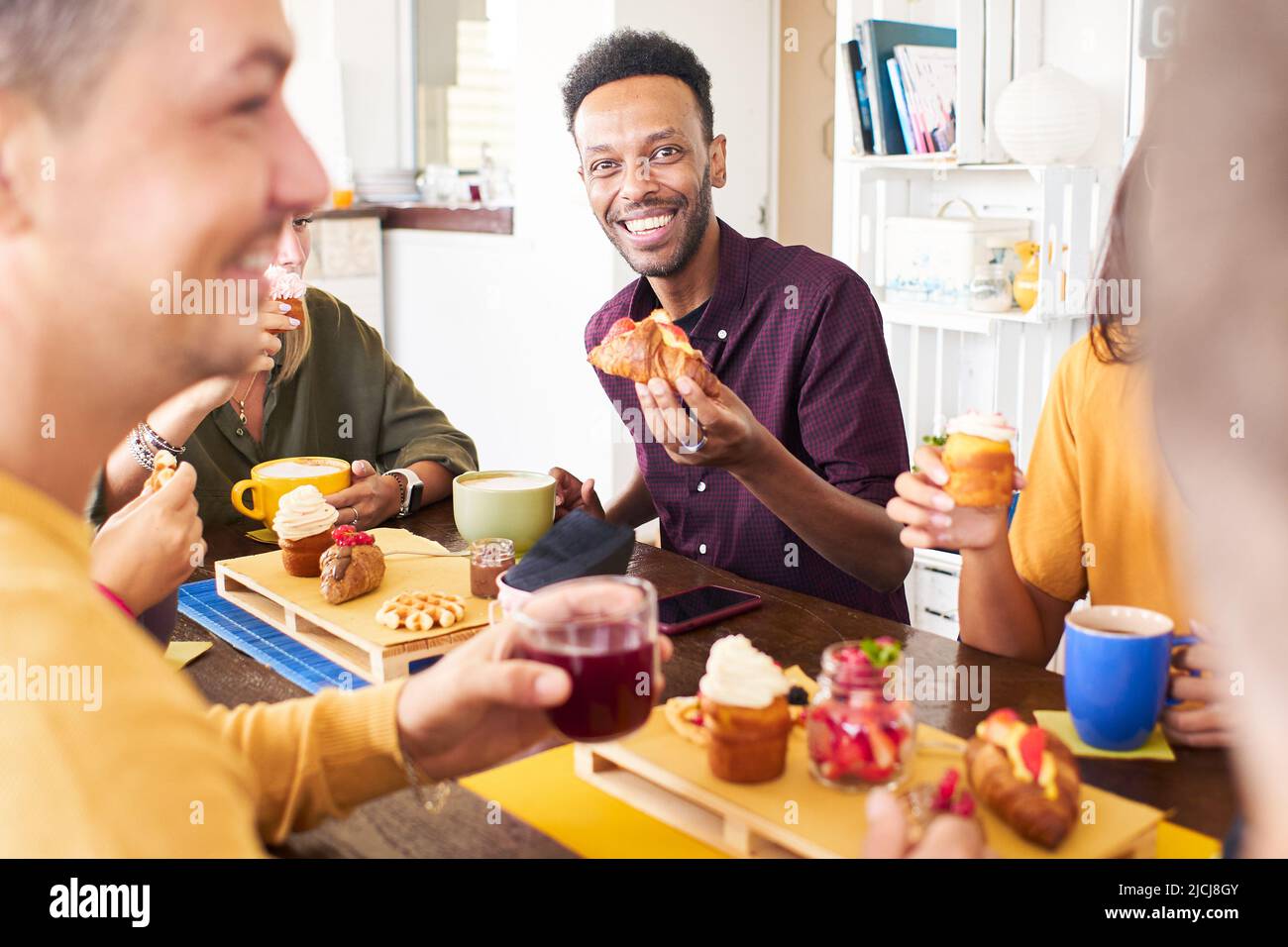 Brunch with friends hi-res stock photography and images - Alamy