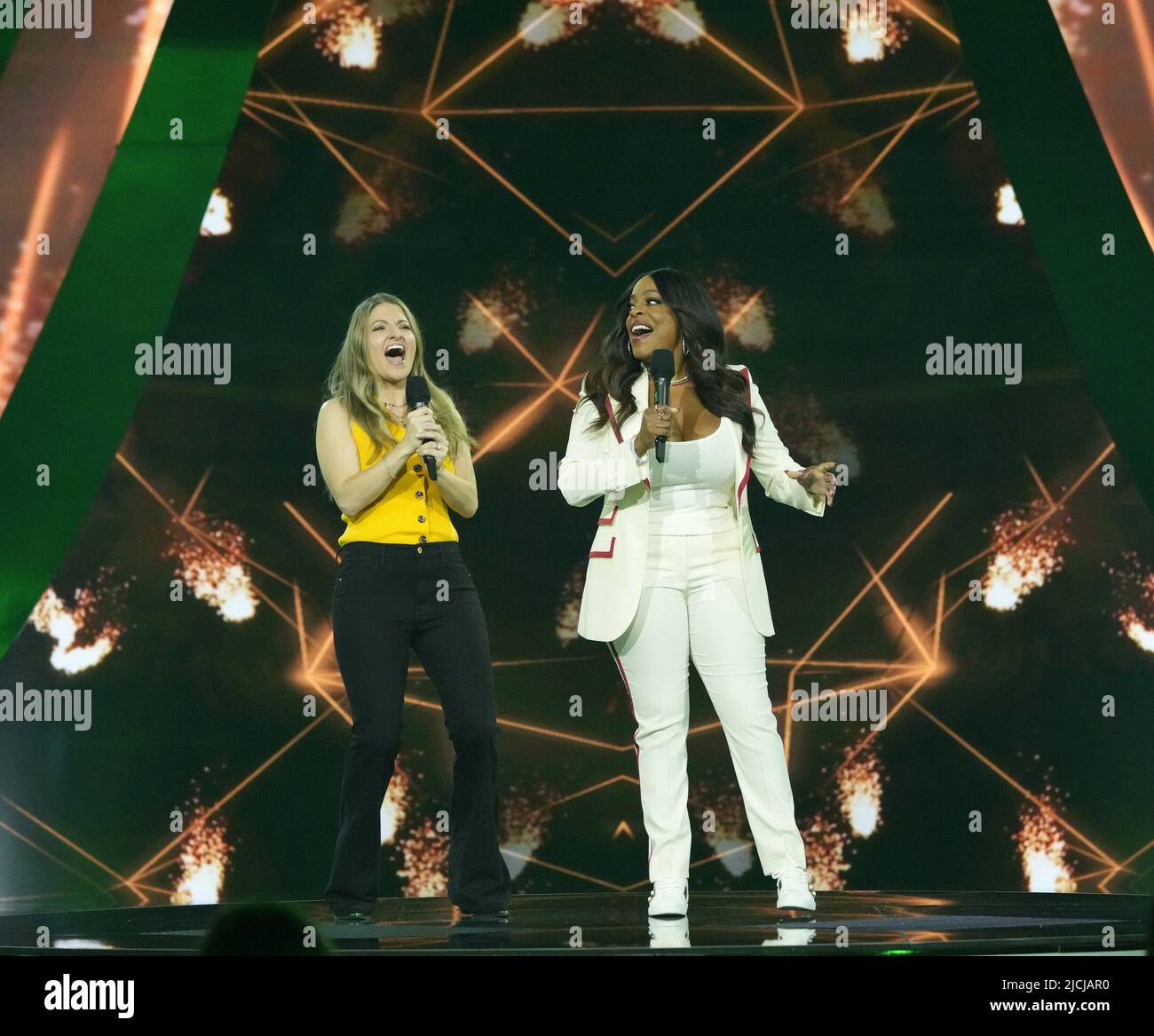 DON'T FORGET THE LYRICS, from left: contestant Nicole, host Niecy Nash ...