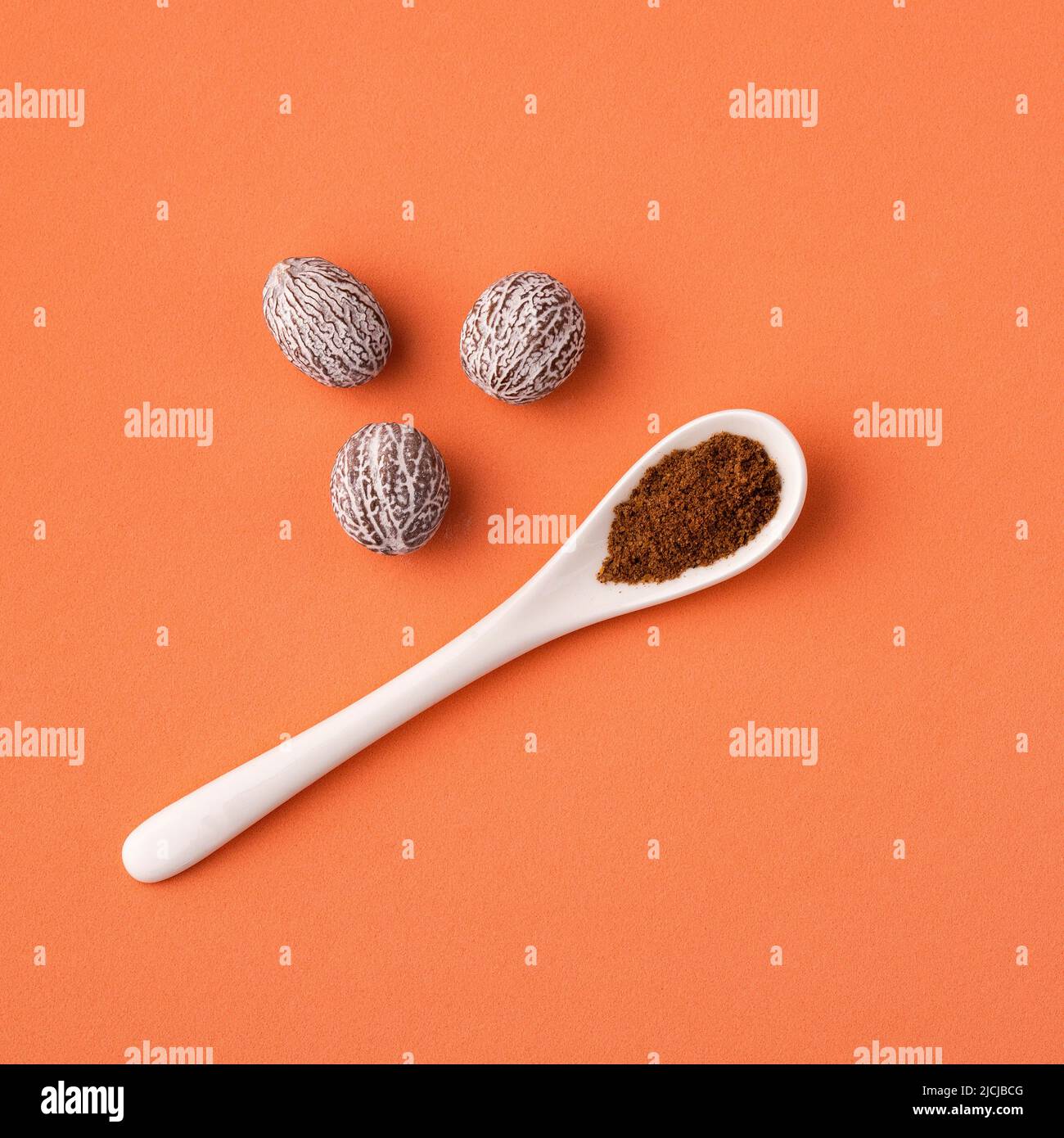 Nutmeg in spoon hi-res stock photography and images - Alamy