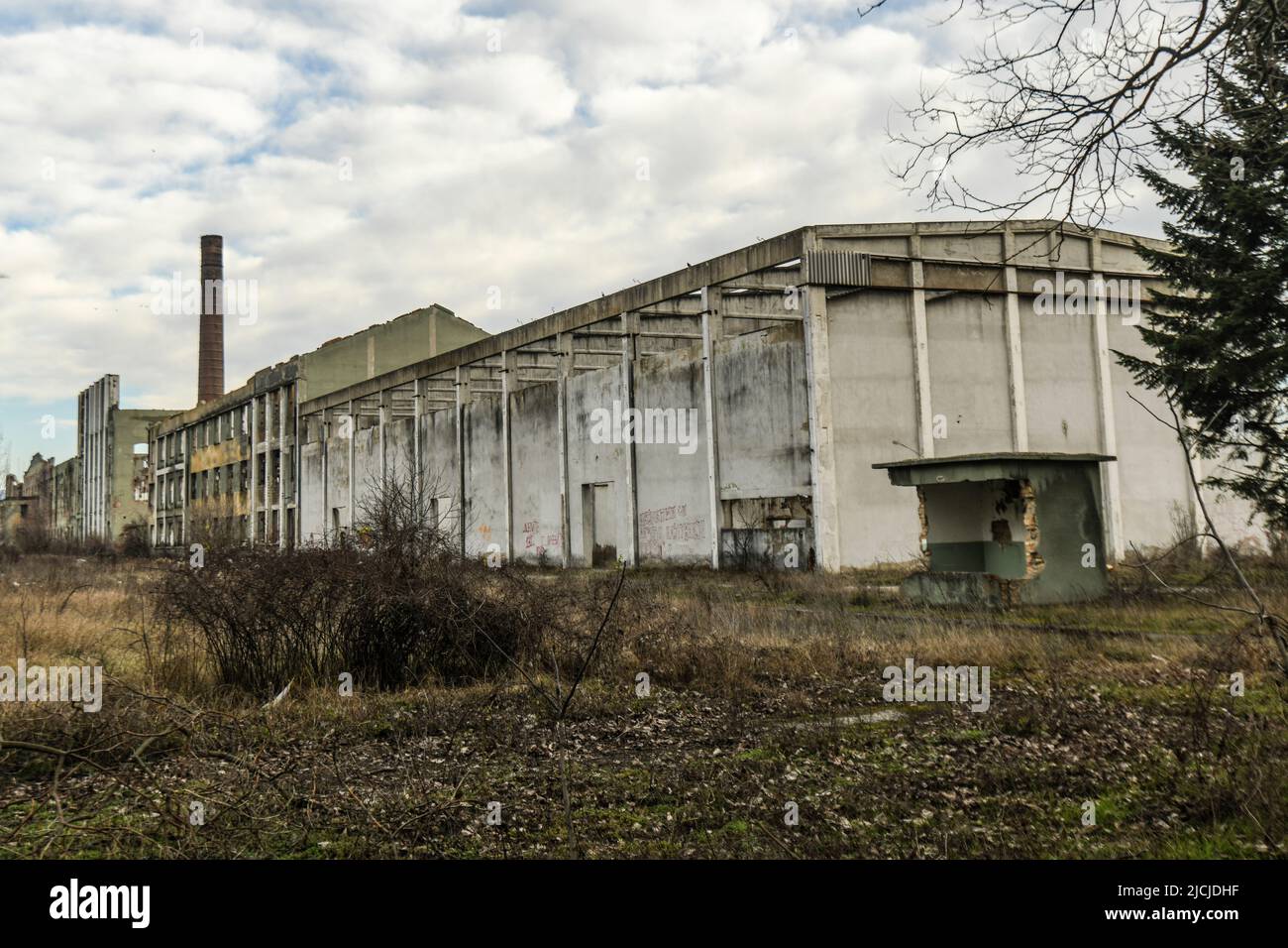 Run down warehouse hi-res stock photography and images - Alamy