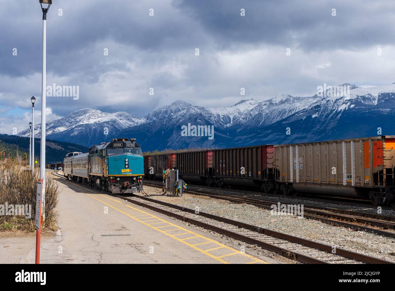 Via Rail F40PH-2D public passenger train stop at the Jasper station ...