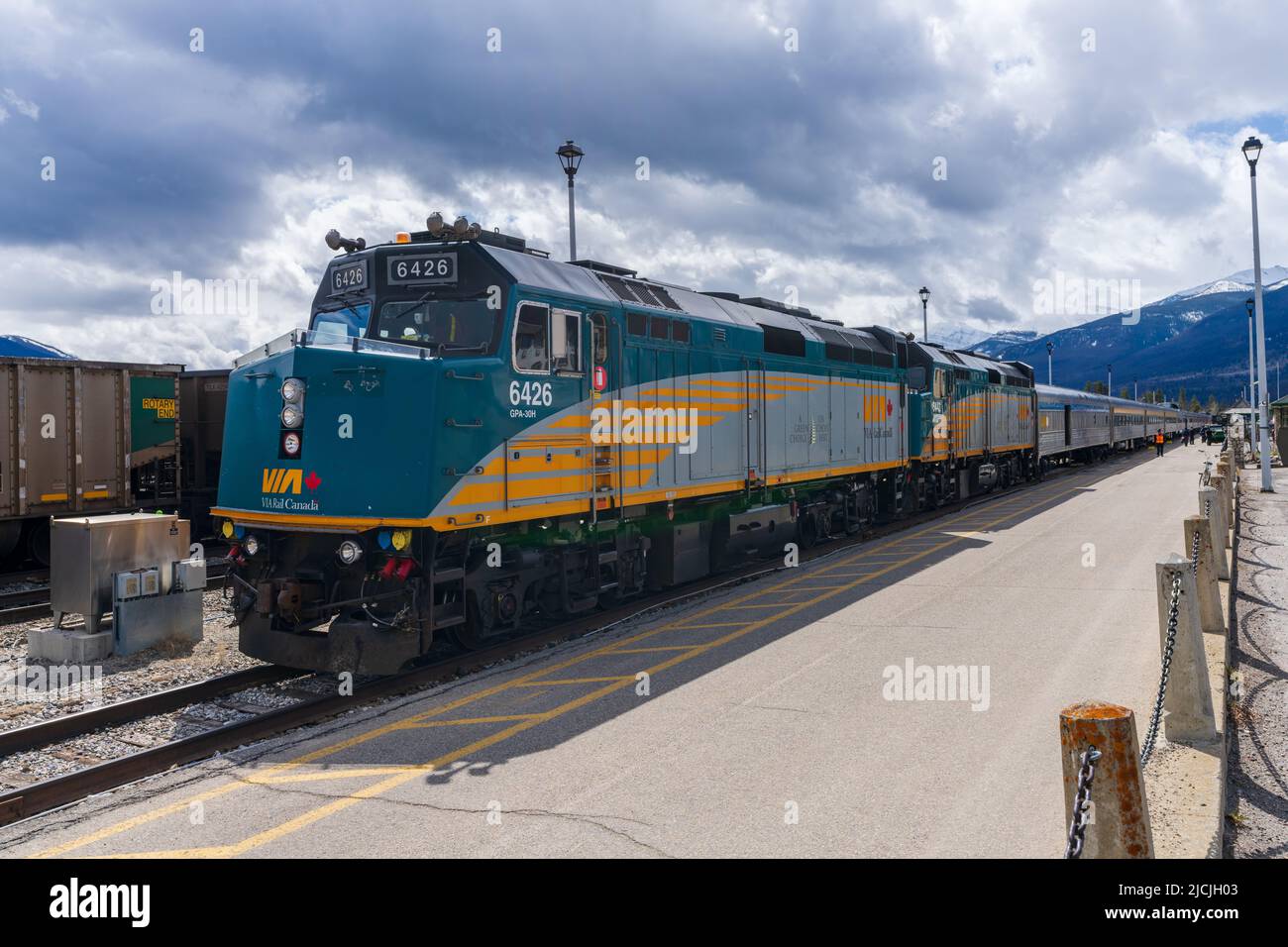 Via Rail F40PH-2D public passenger train stop at the Jasper station ...