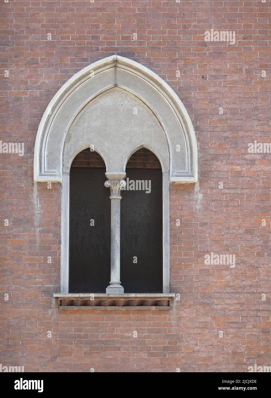 ancient gothic double arched mullioned window and red bricks wall Stock ...