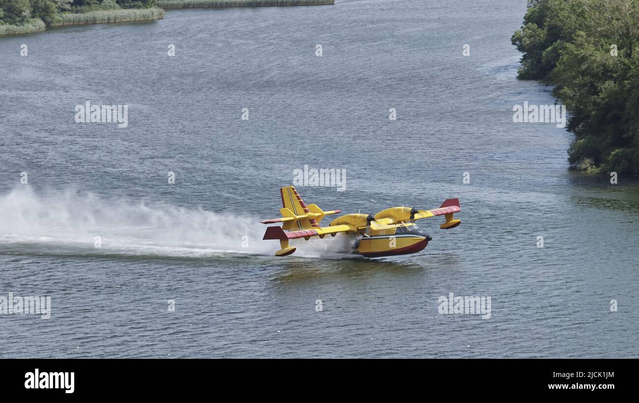 Amphibious aircraft hi-res stock photography and images - Alamy