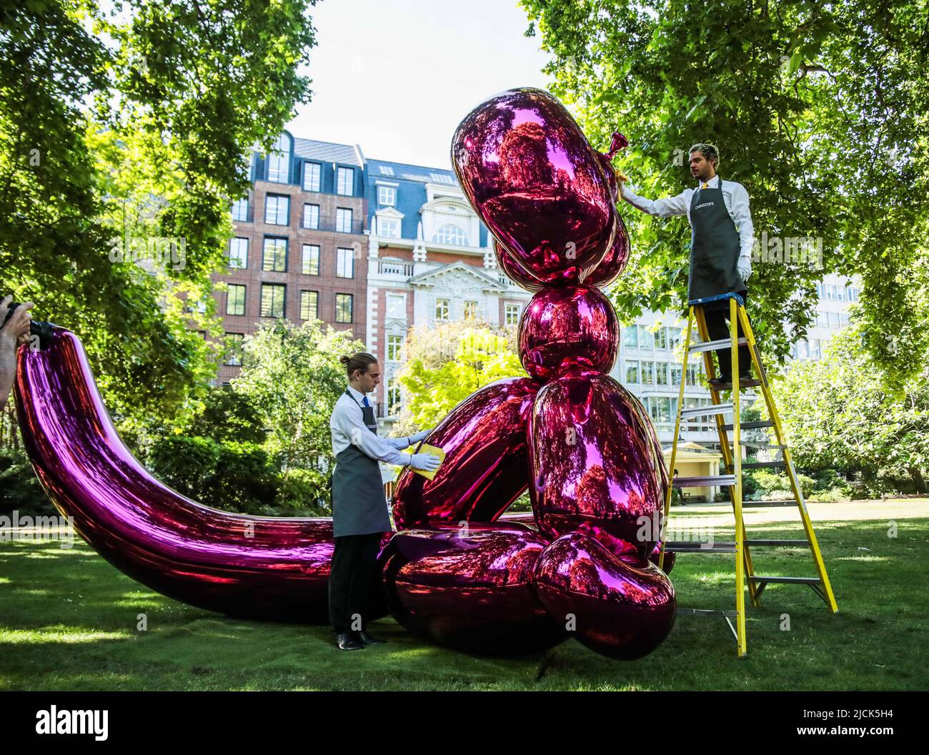 London UK 14 June 2022 Jeff Koons "Balloon Monkey (Magenta) Presented ...