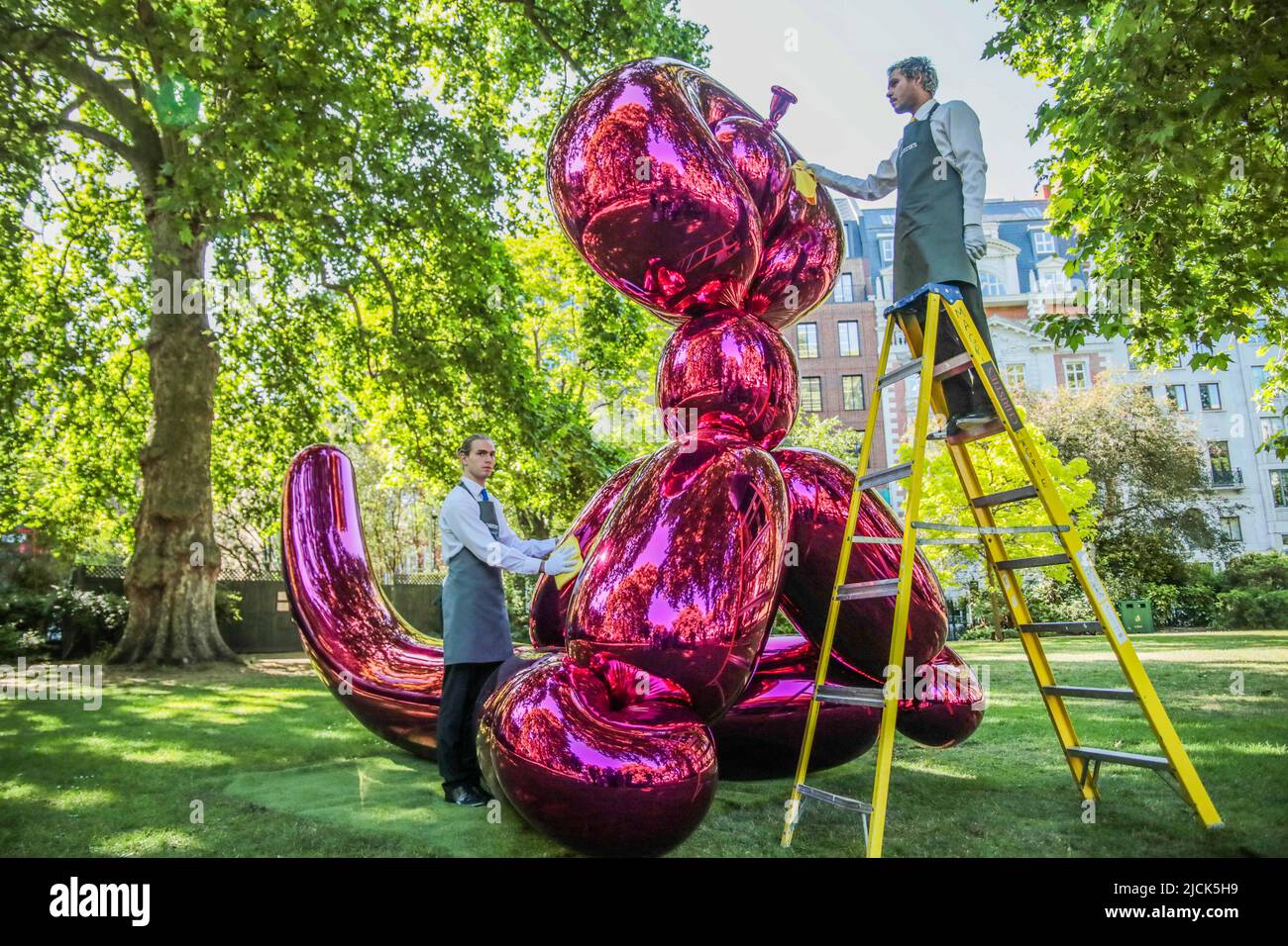 Sculpture by jeff koons in a london aprj hi-res stock photography and ...