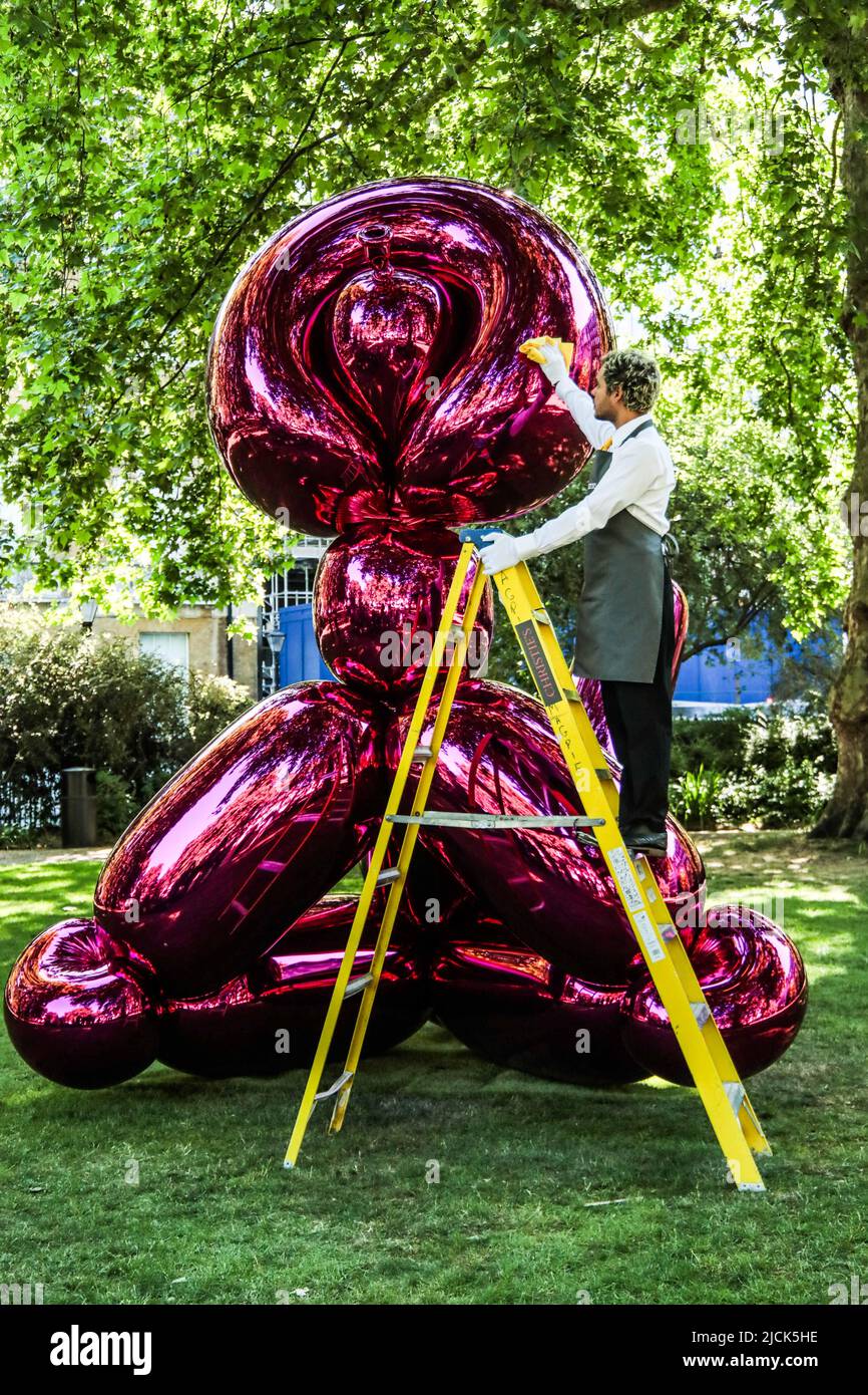 London UK 14 June 2022 Jeff Koons "Balloon Monkey (Magenta) Presented ...