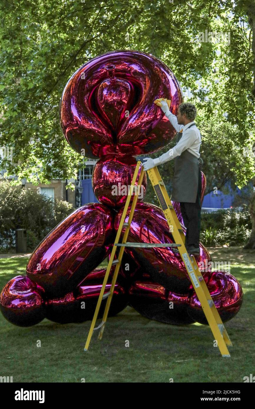 London UK 14 June 2022 Jeff Koons "Balloon Monkey (Magenta) Presented ...