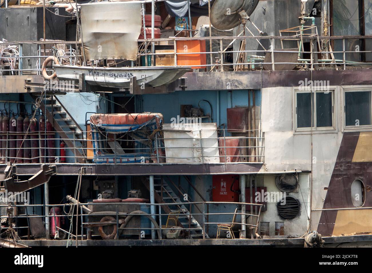 Run down boat hi-res stock photography and images - Alamy