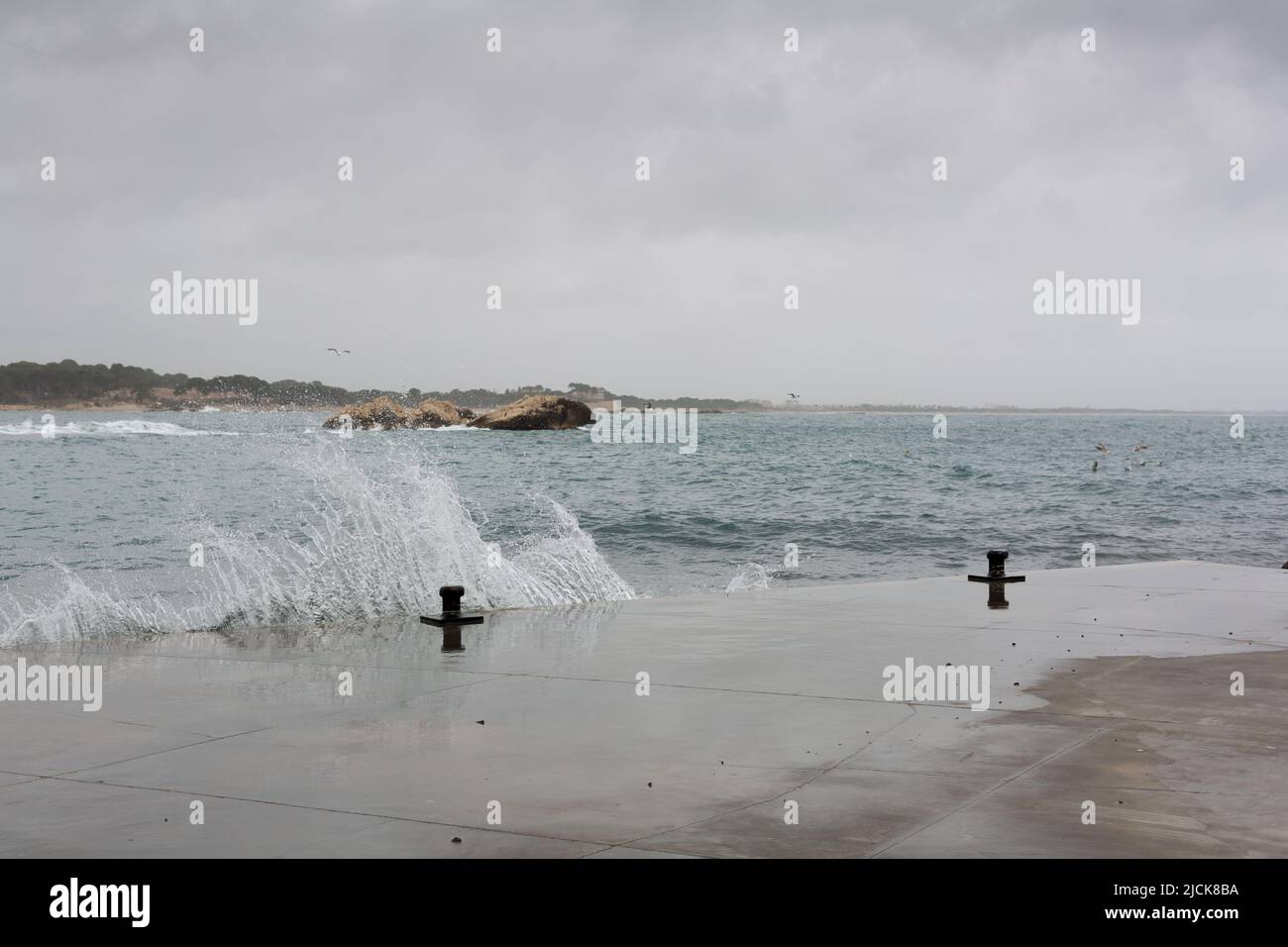 Waves, bad sea, waves crashing against the harbor and against the rock ...