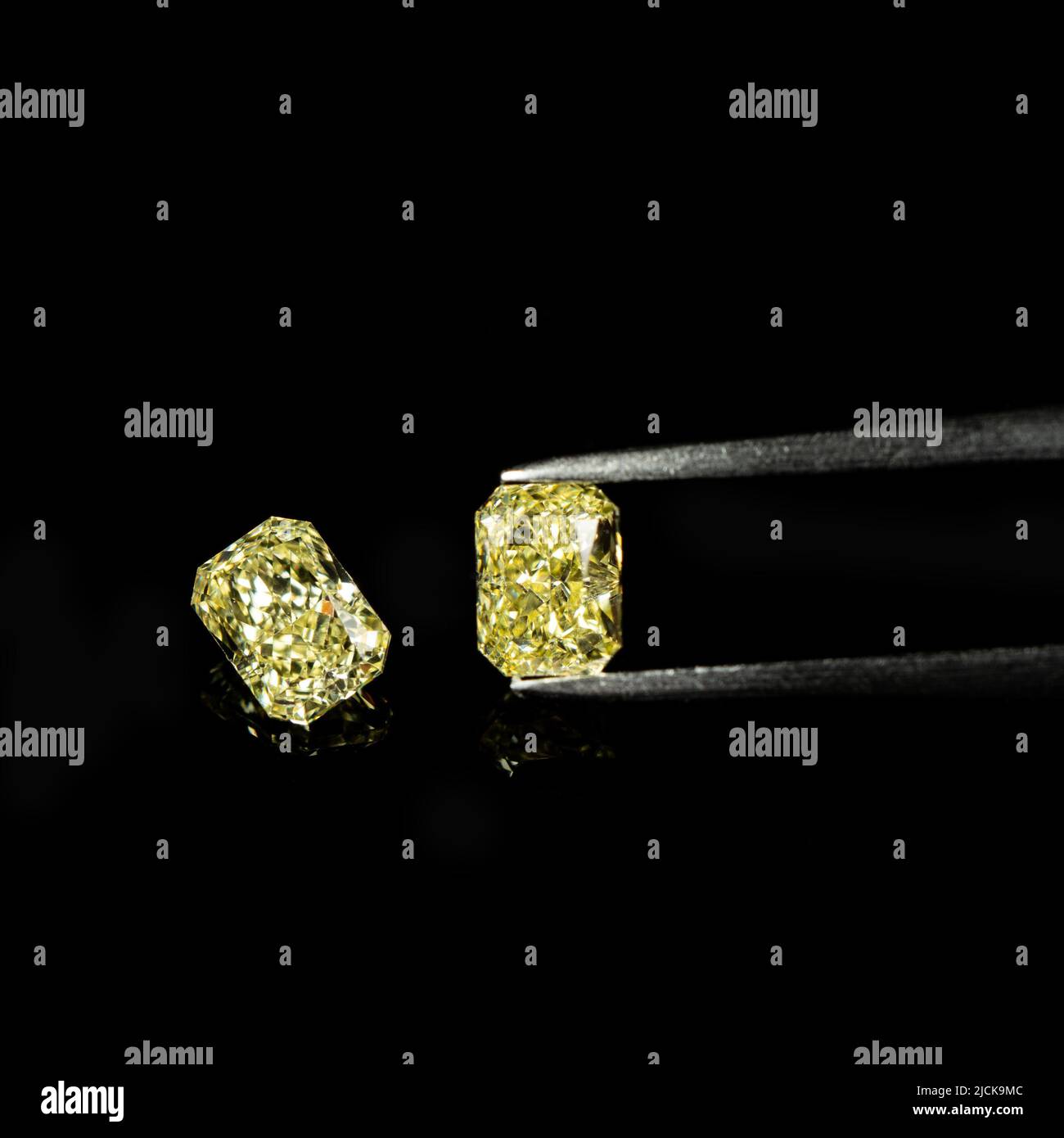 Emerald shape hi-res stock photography and images - Alamy