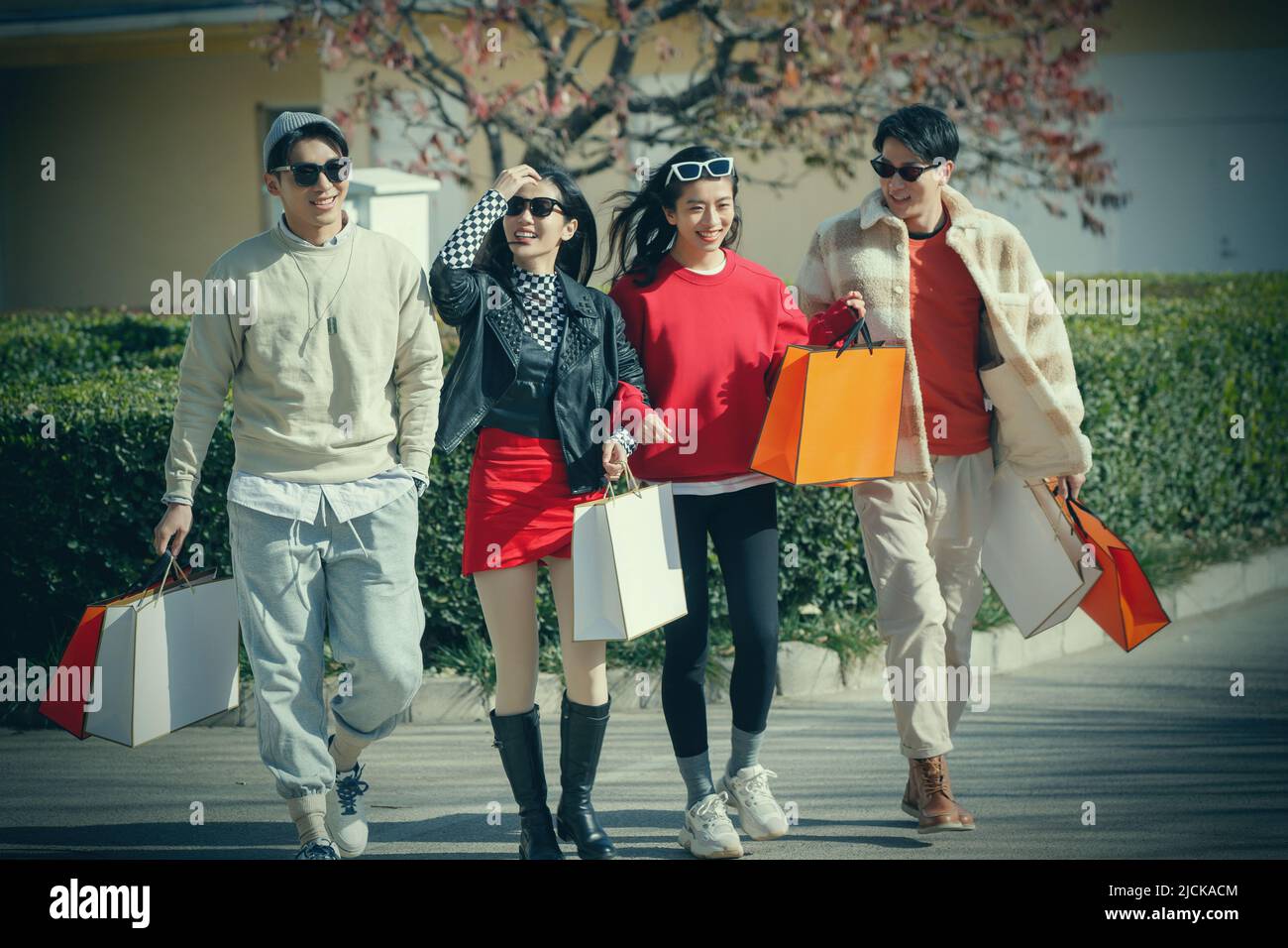 Young women shopping chatting hi-res stock photography and images - Alamy