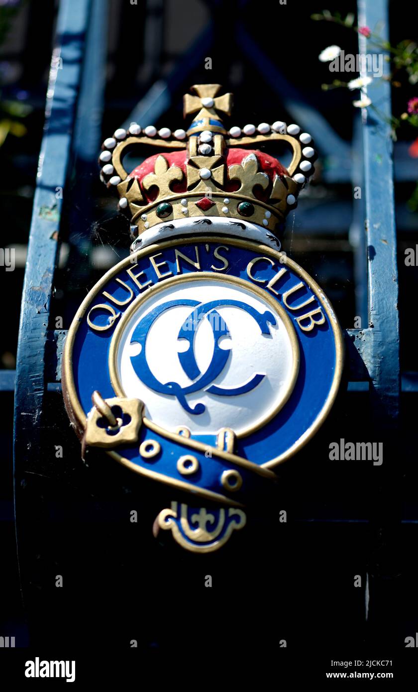 The Queen’s Club badge seen on day two of the cinch Championships at ...