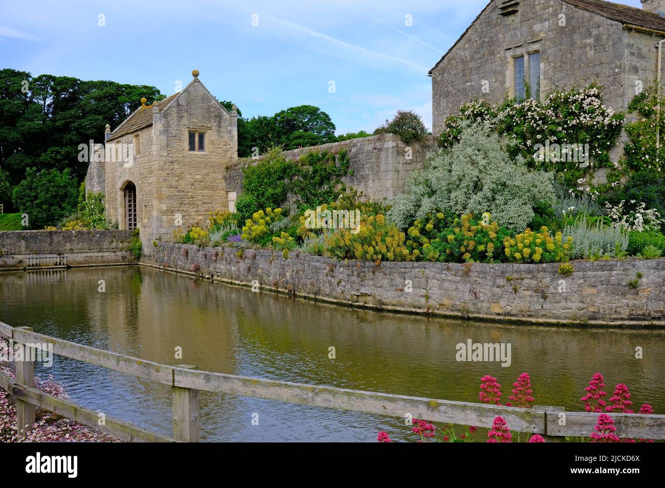Medieval manor house moat hi-res stock photography and images - Alamy
