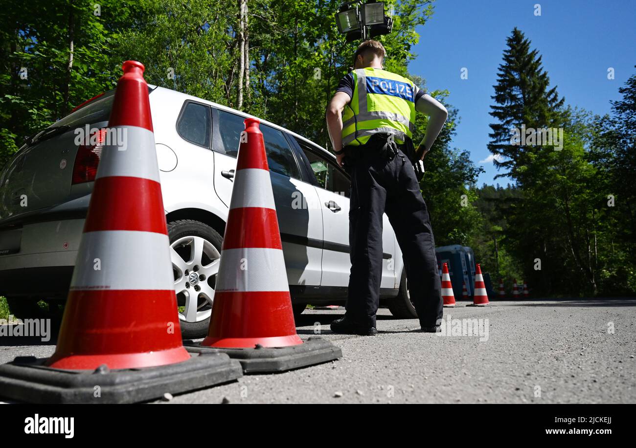 Griesen, Germany. 14th June, 2022. Federal police officers control ...