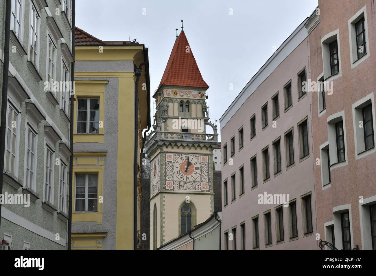 Altstadt von Passau an der Donau bei Regen im Winter, Bayern - Old town ...