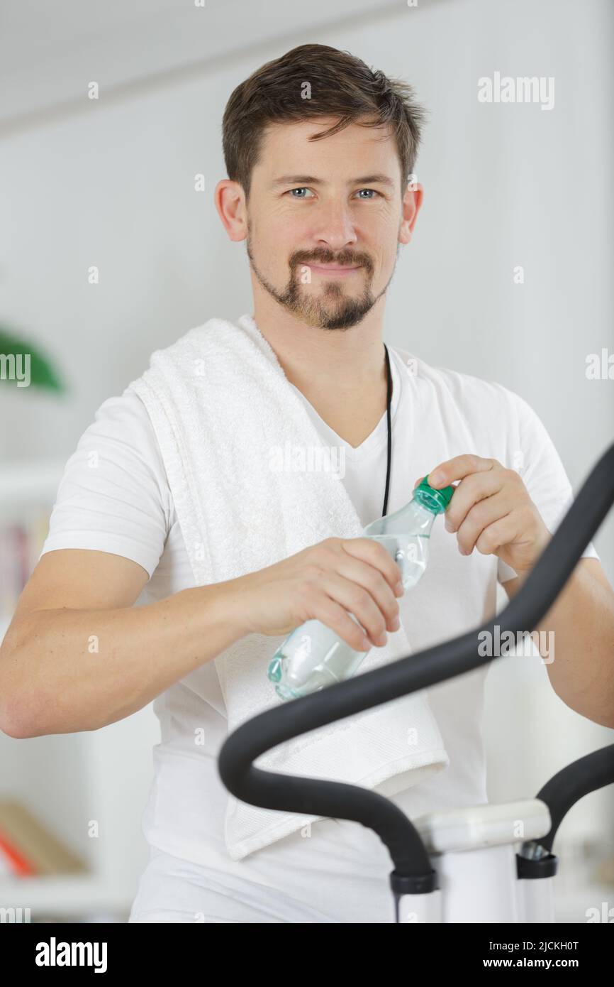 young man having a break in his gym workout Stock Photo - Alamy