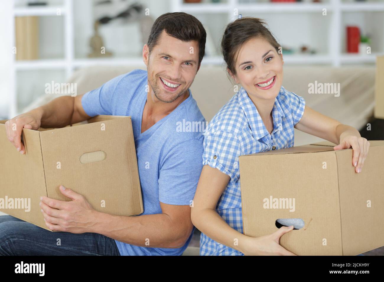 Portrait couple moving houses hi-res stock photography and images - Alamy