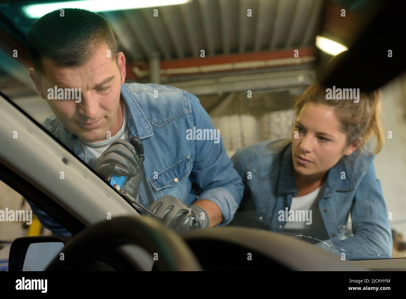 Team mechanics working garage hi-res stock photography and images - Alamy
