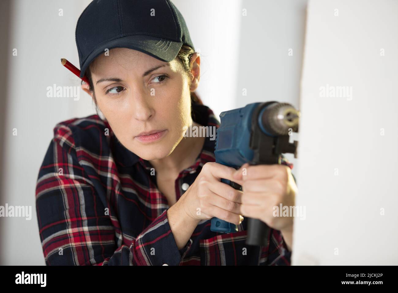 Carpenter woman using power drill hi-res stock photography and images ...
